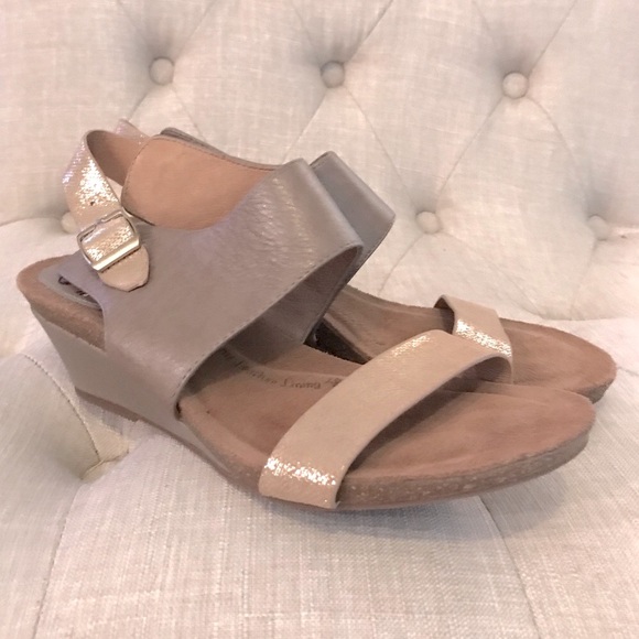 Sofft | Shoes | Sofft Vanita Wedge Sandals Size 7w Neutral Grey Leather ...
